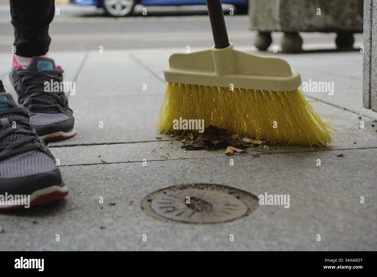 Female clean up garbage hi-res stock photography and images - Alamy