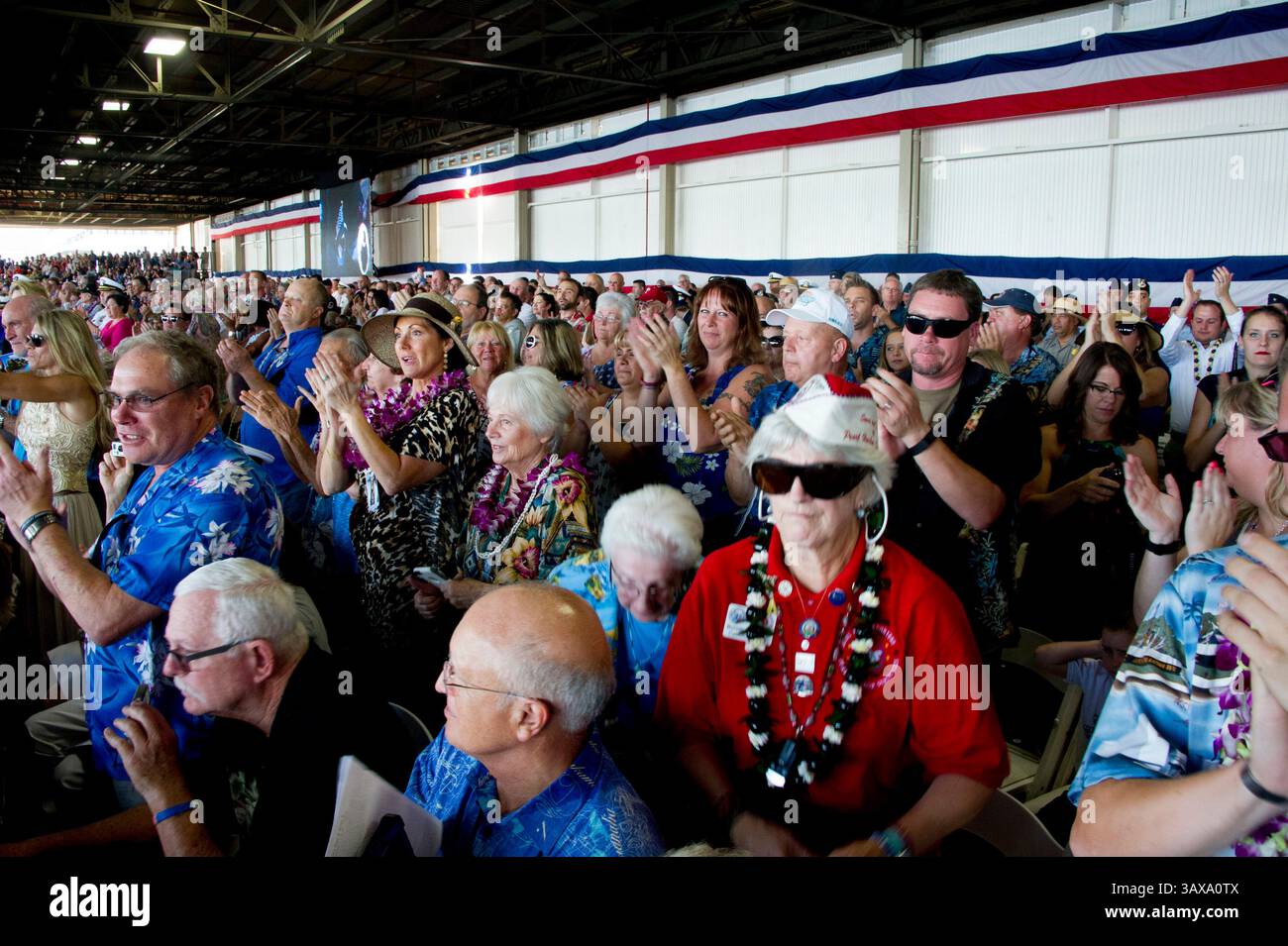 Crowd gives standing ovation hi-res stock photography and images - Alamy