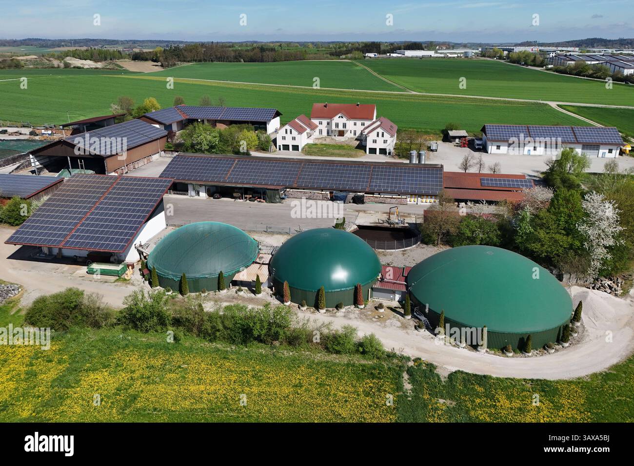 Bauernhof mit Biogas- und PV Anlage, Biomasse,Photovoltaik,erneuerbare ...