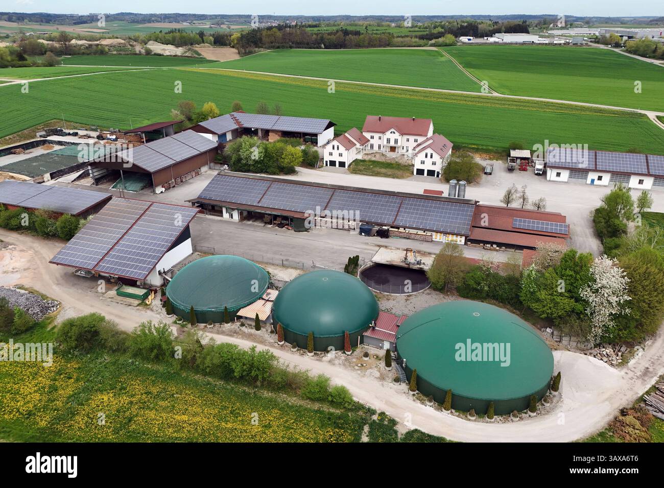 Bauernhof mit Biogas- und PV Anlage, Biomasse,Photovoltaik,erneuerbare ...