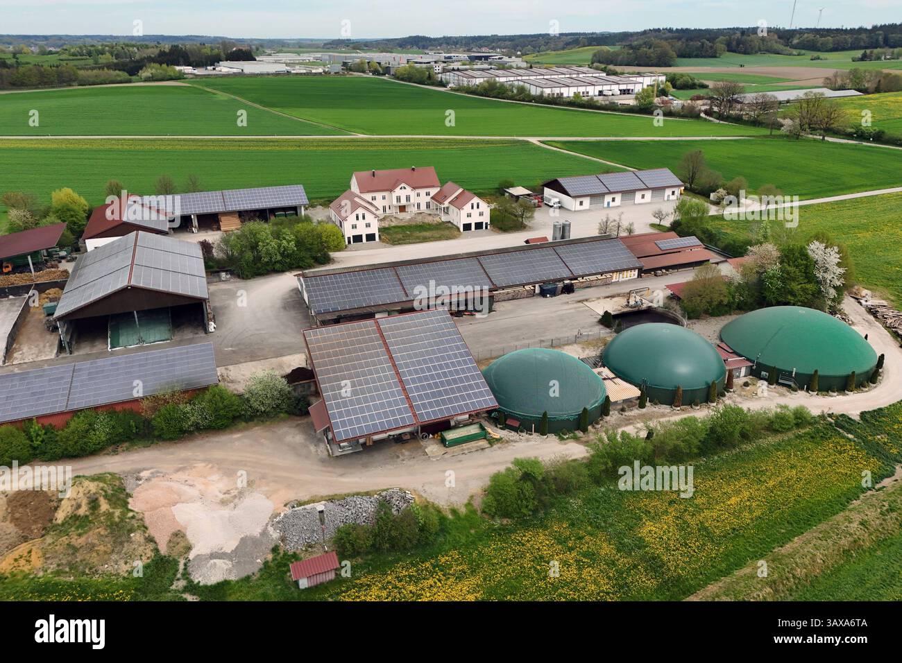 Bauernhof mit Biogas- und PV Anlage, Biomasse,Photovoltaik,erneuerbare ...