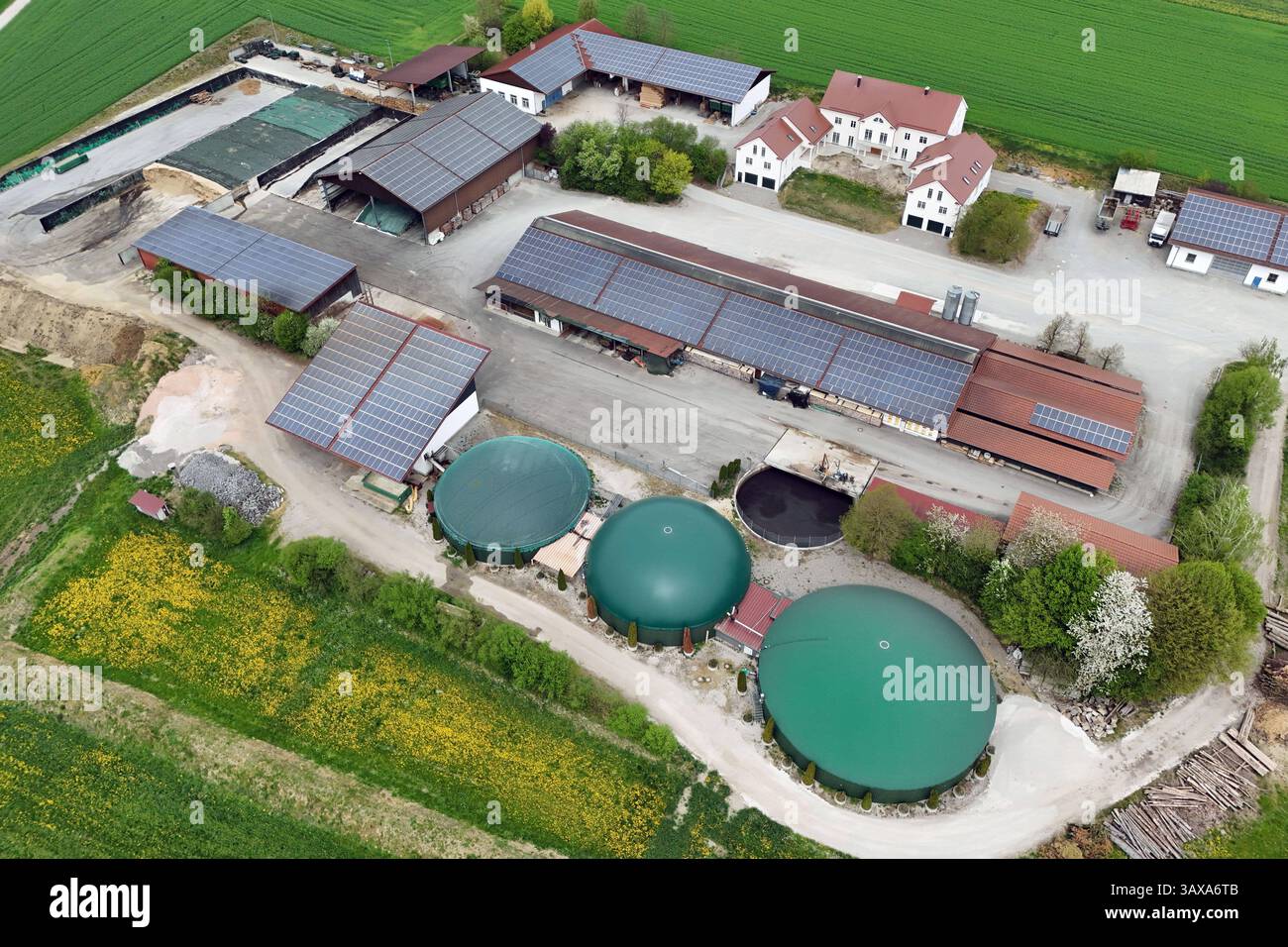 Bauernhof mit Biogas- und PV Anlage, Biomasse,Photovoltaik,erneuerbare ...