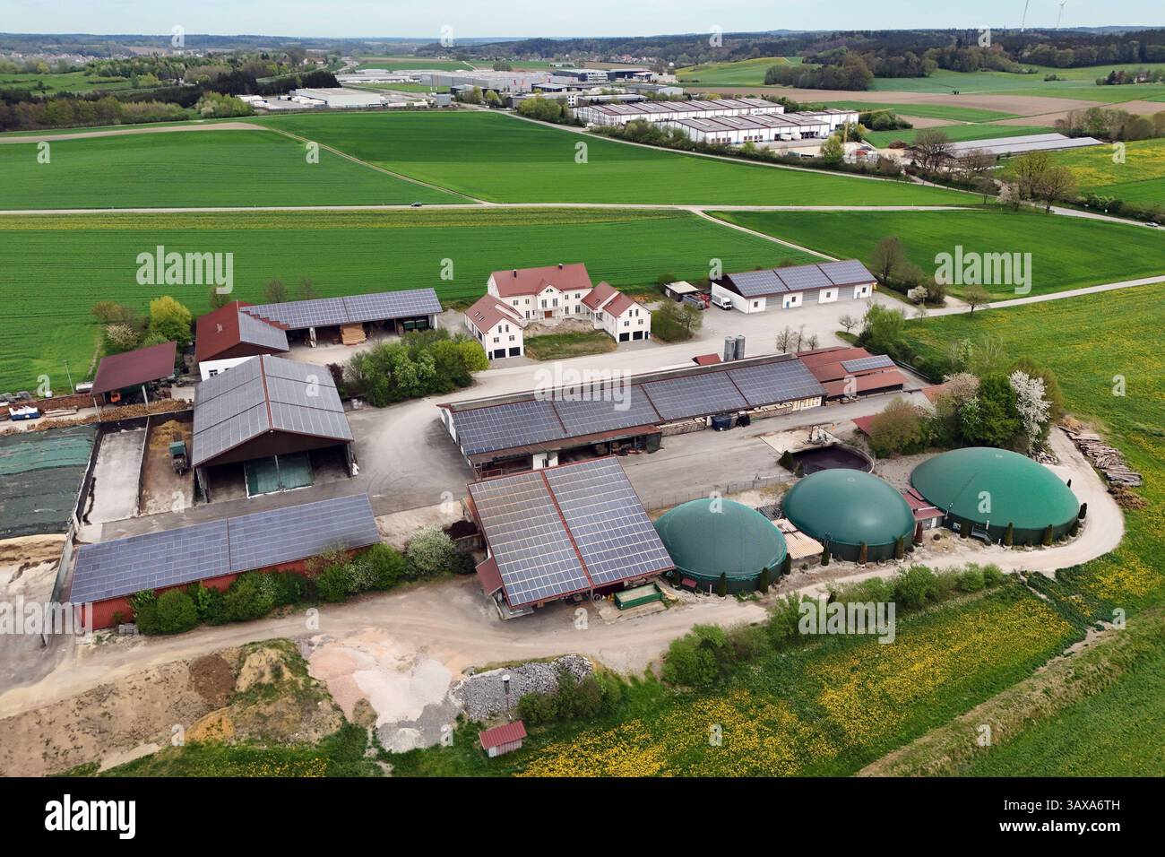 Bauernhof mit Biogas- und PV Anlage, Biomasse,Photovoltaik,erneuerbare ...