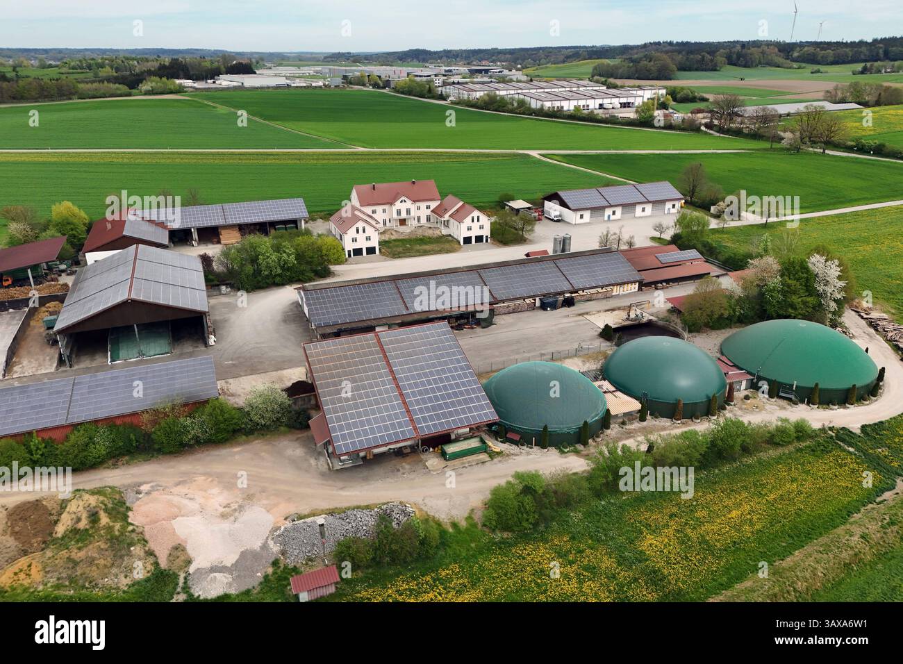 Bauernhof mit Biogas- und PV Anlage, Biomasse,Photovoltaik,erneuerbare ...