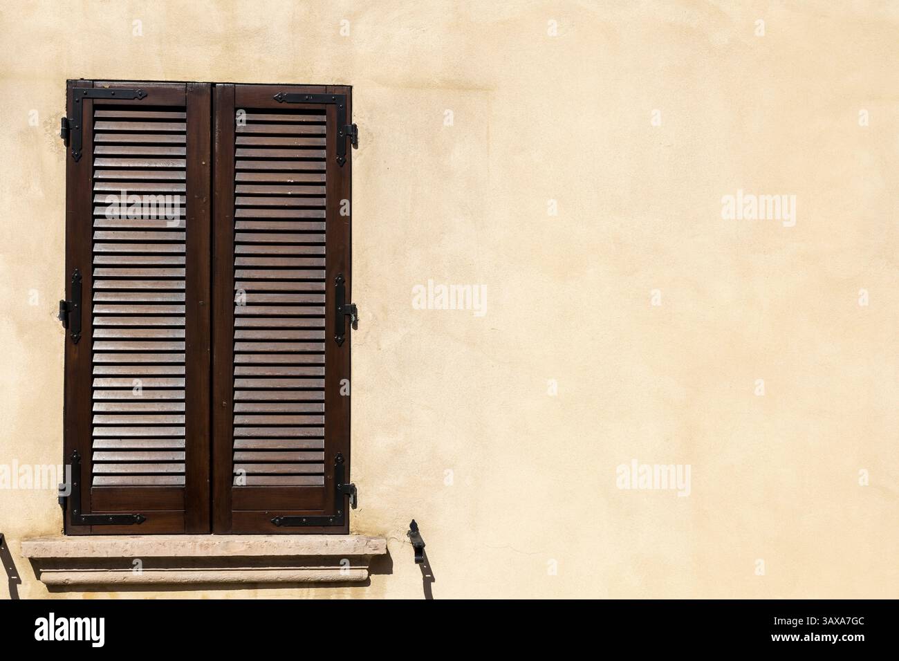 Assisi Italy : Window on medieval stone wall Stock Photo - Alamy