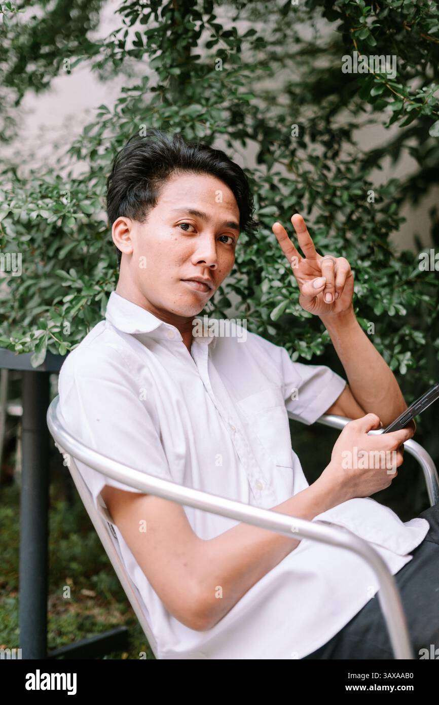 Man making peace sign hi-res stock photography and images - Alamy