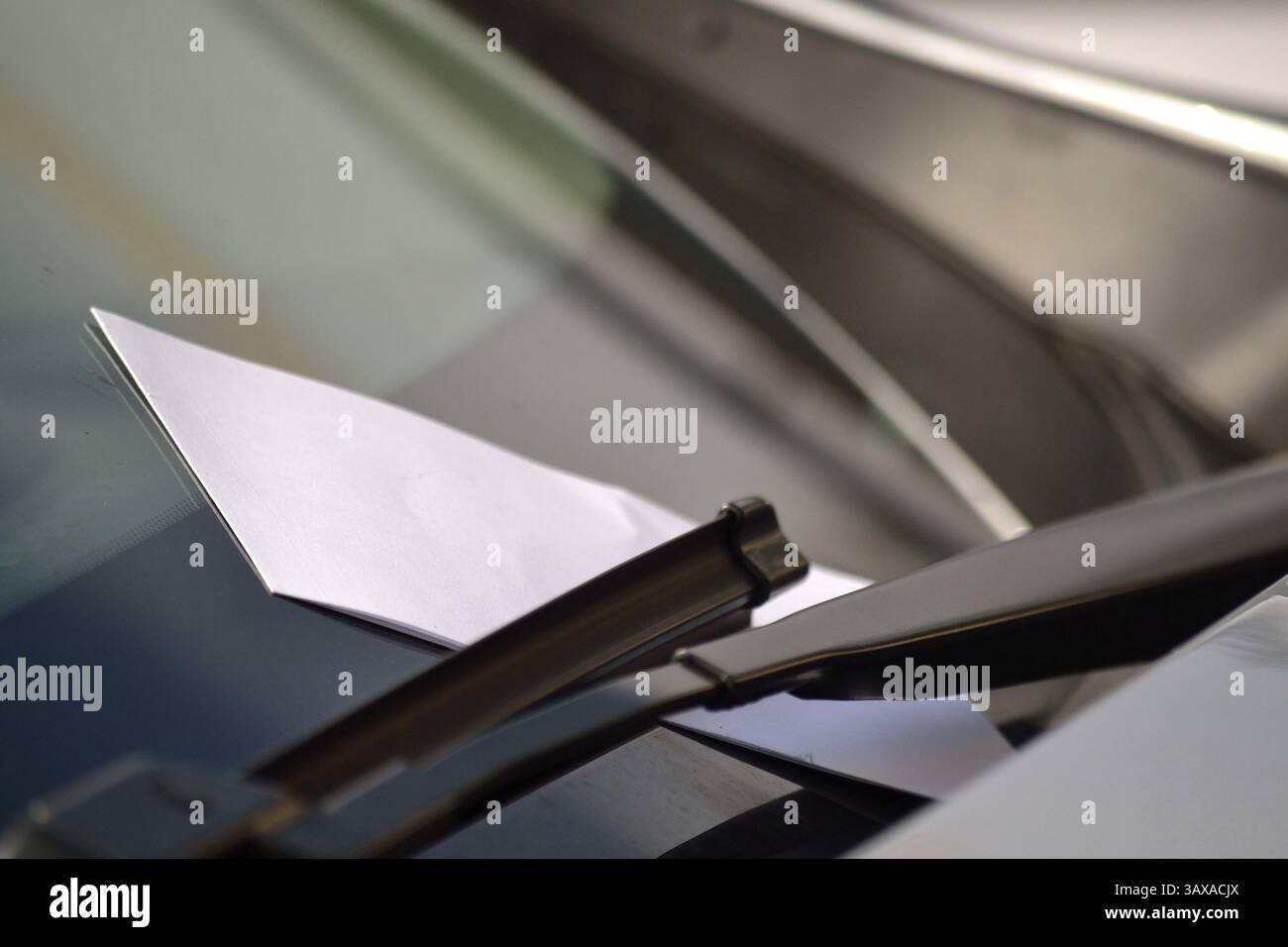 Parking ticket behind the windscreen wiper Stock Photo - Alamy