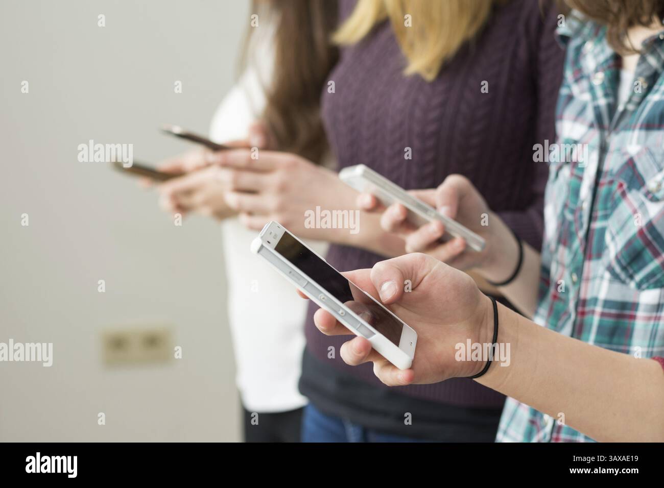 Teenagers on mobile phones hi-res stock photography and images - Alamy