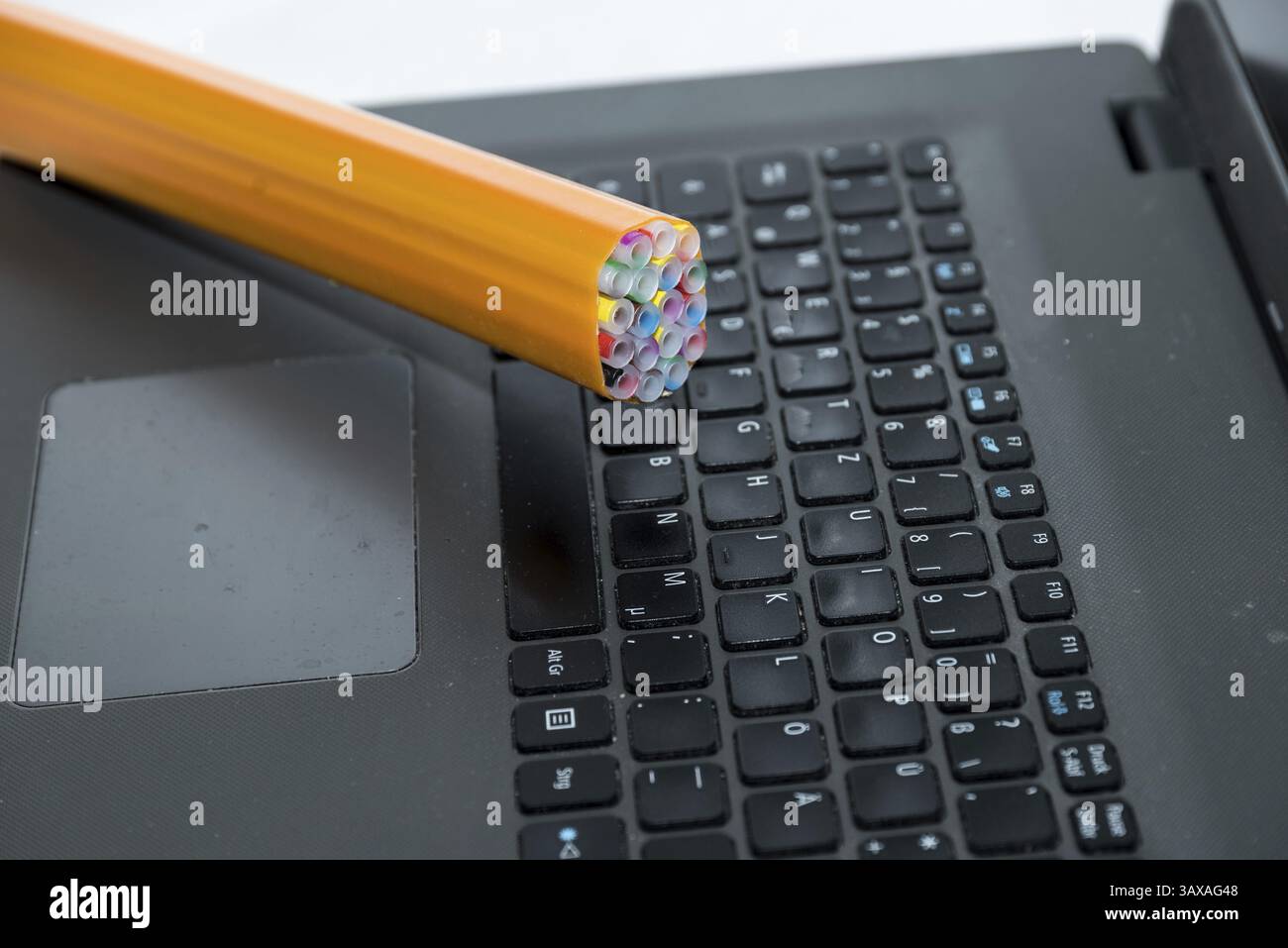 Fibre optic cable - Fast Internet with light signals via fibre optic ...