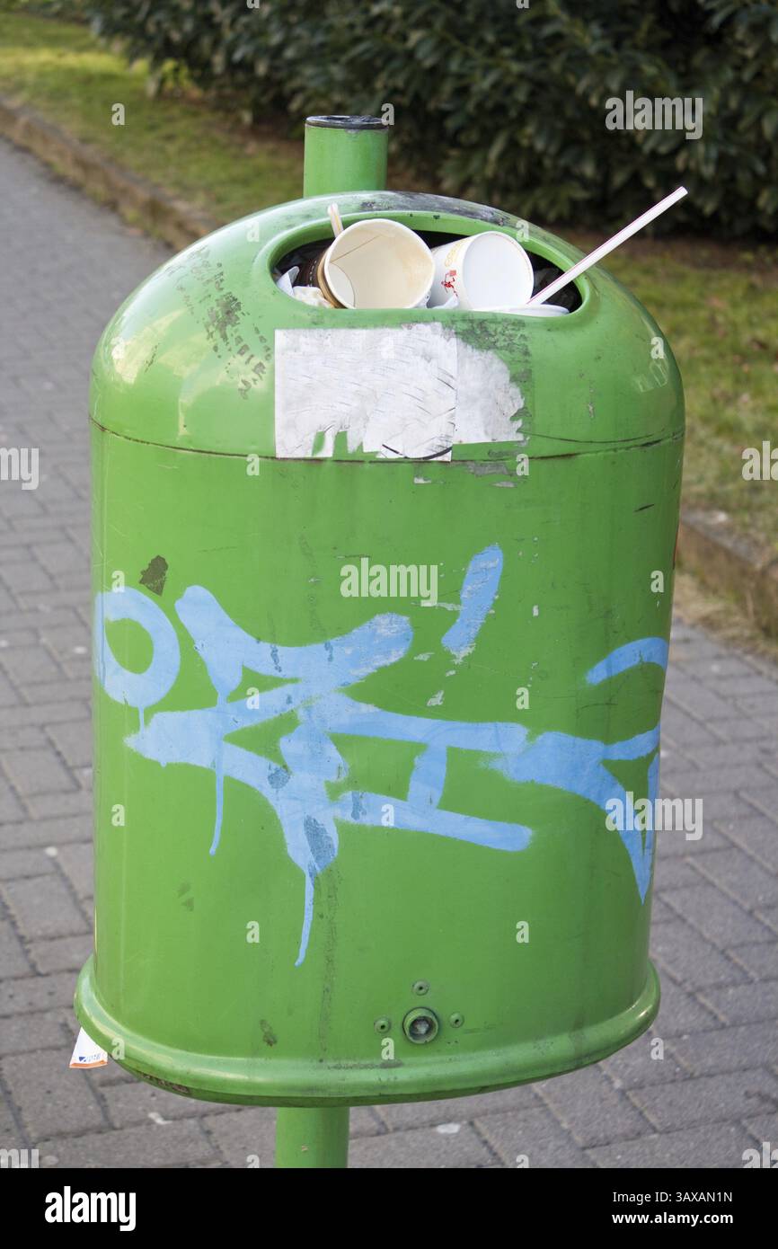 Overfilled public rubbish can hi-res stock photography and images - Alamy