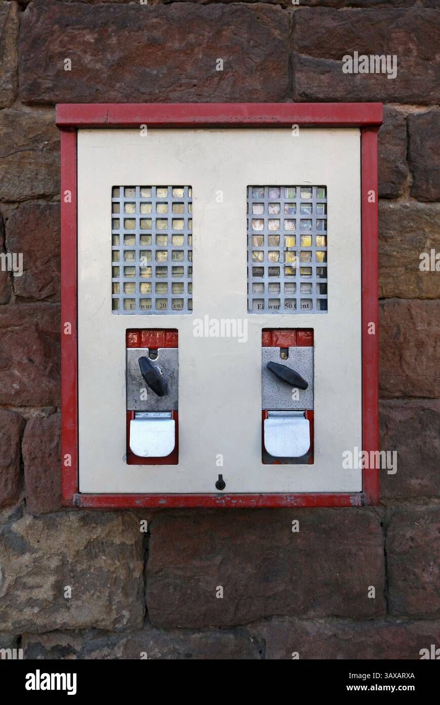 Old fashioned vending machine hi-res stock photography and images - Alamy