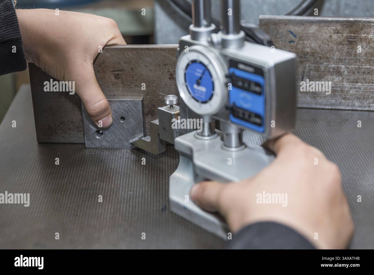 Metalworking in the metal industry with a height measuring device ...