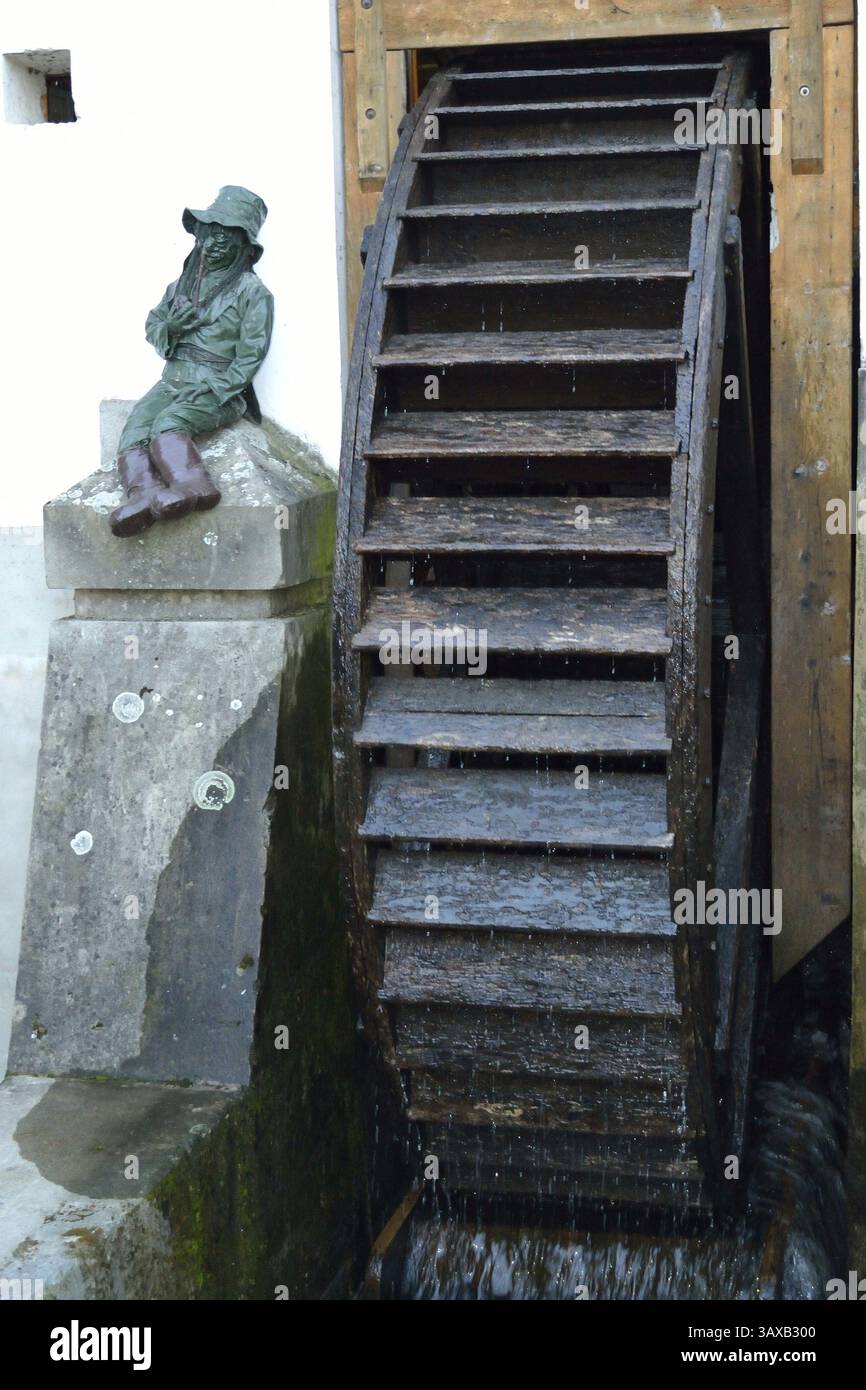 Old wooden mill wheel powered by water Stock Photo - Alamy