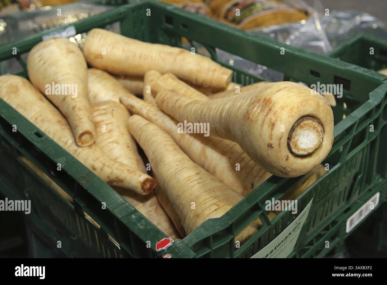 Box of parsnips hi-res stock photography and images - Alamy