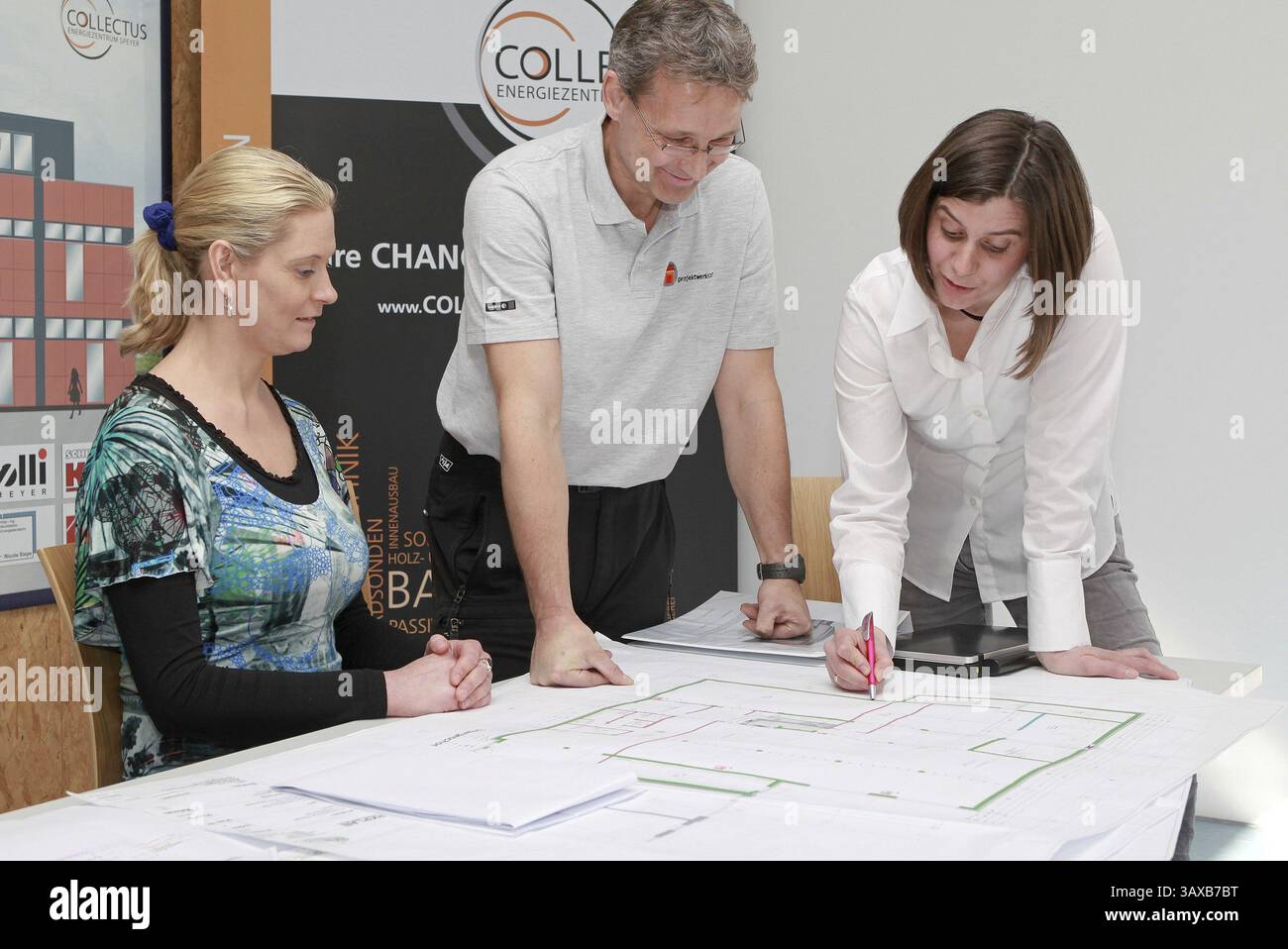 Communicative team hi-res stock photography and images - Alamy