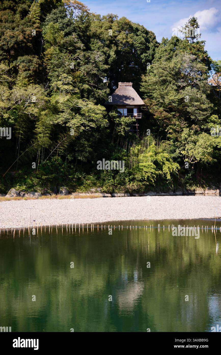 Photo shows the tea pavilion of Garyu Sanso villa from the Hijikawa ...