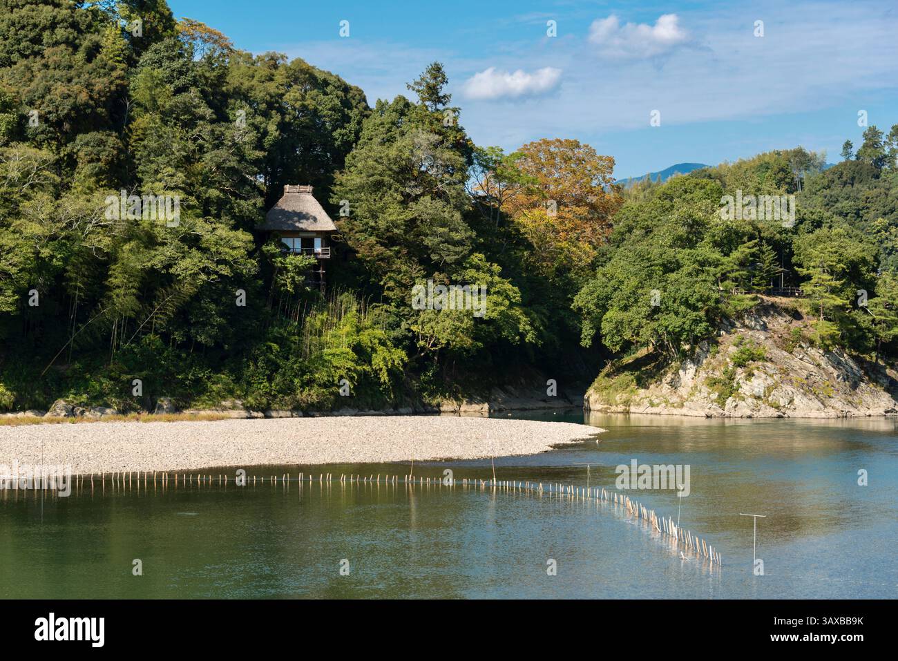 Photo shows the tea pavilion of Garyu Sanso villa from the Hijikawa ...