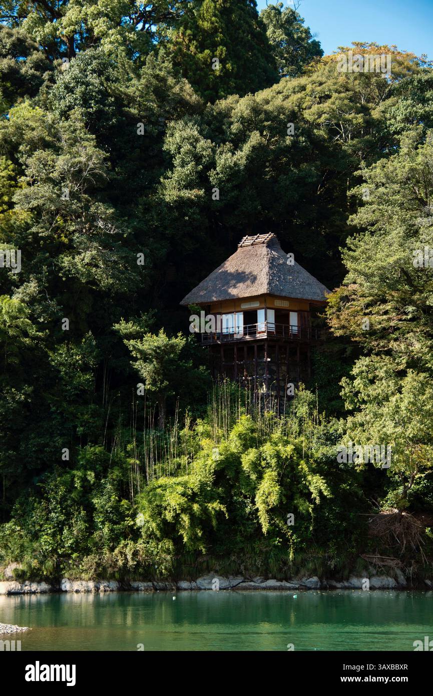 Photo shows the tea pavilion of Garyu Sanso villa from the Hijikawa ...