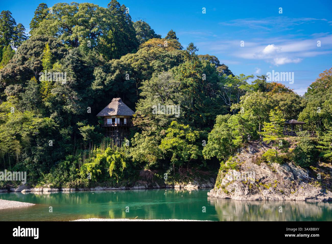 Photo shows the tea pavilion of Garyu Sanso villa from the Hijikawa ...