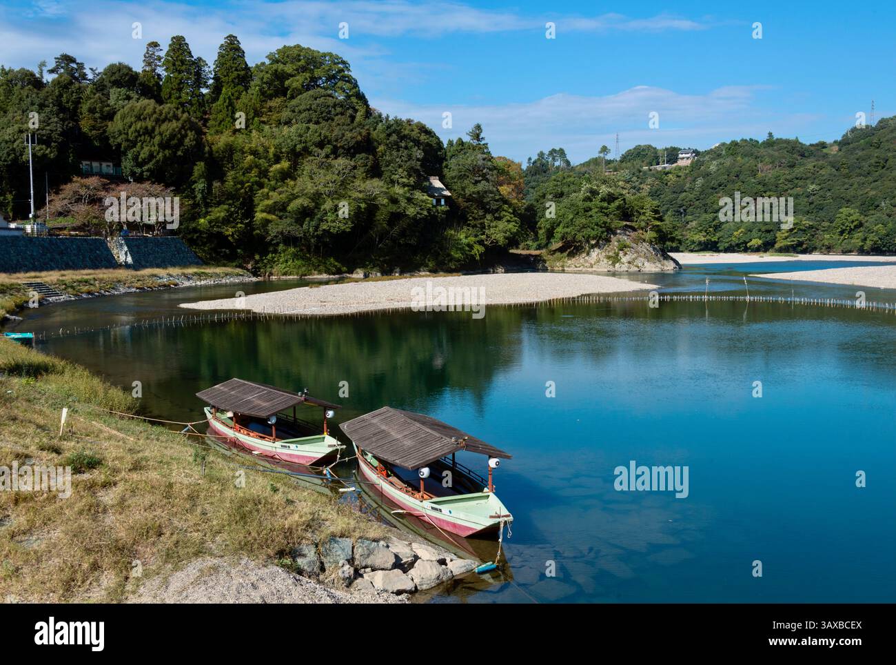 Photo shows the tea pavilion of Garyu Sanso villa from the Hijikawa ...