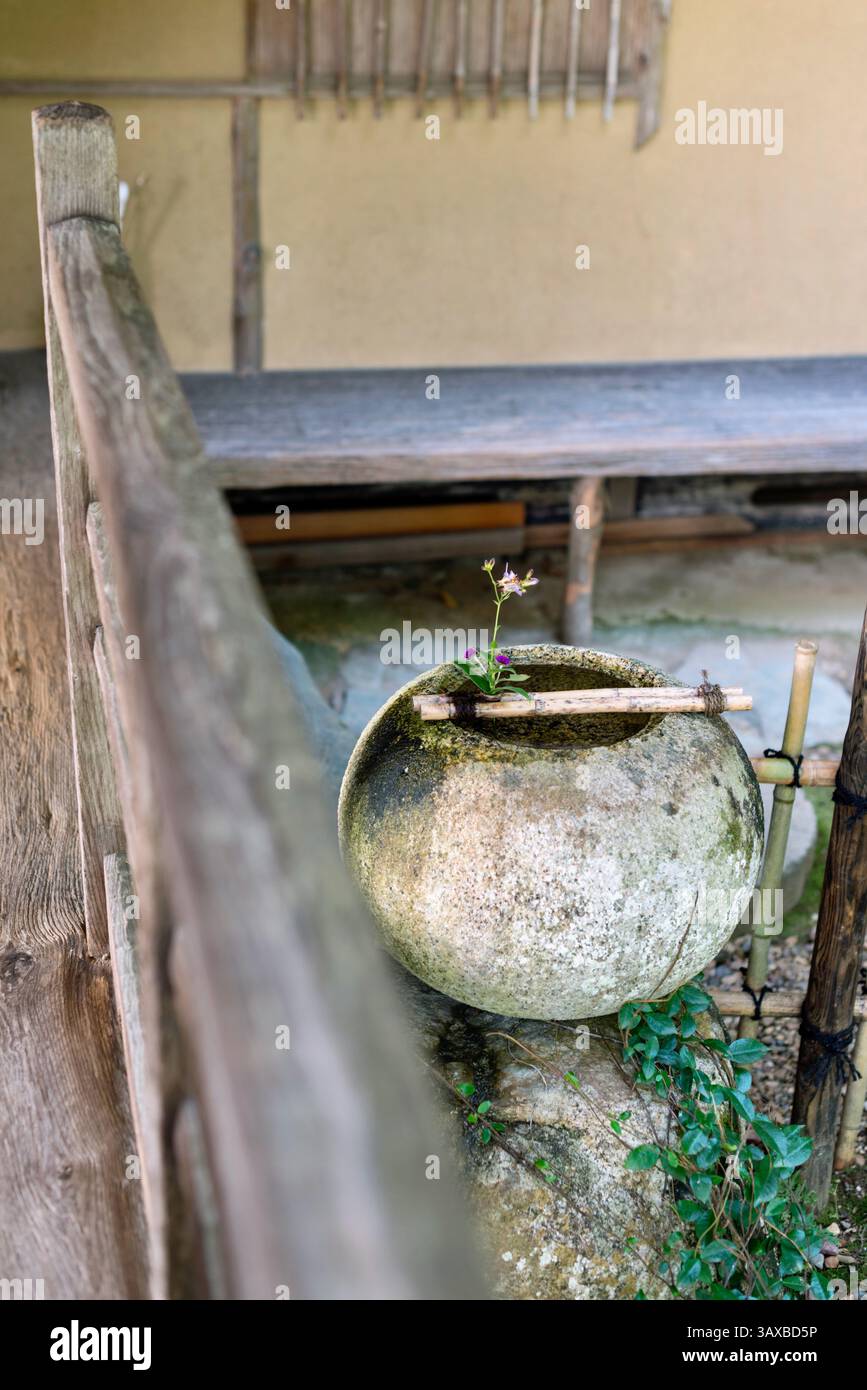 Photo shows a well near the entranceway to the tearoom at Garyu Sanso ...