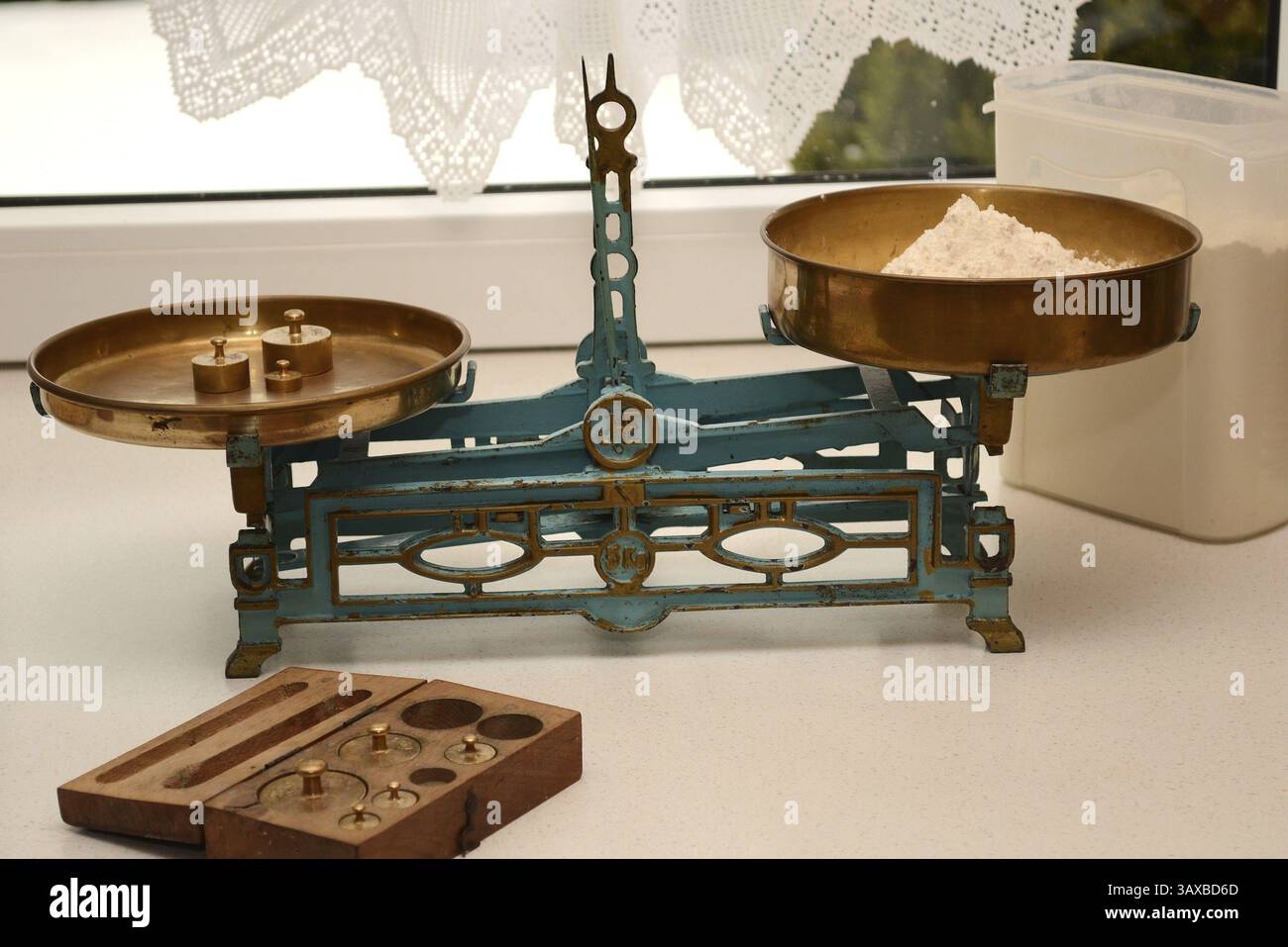 Antique pan scales Stock Photo - Alamy