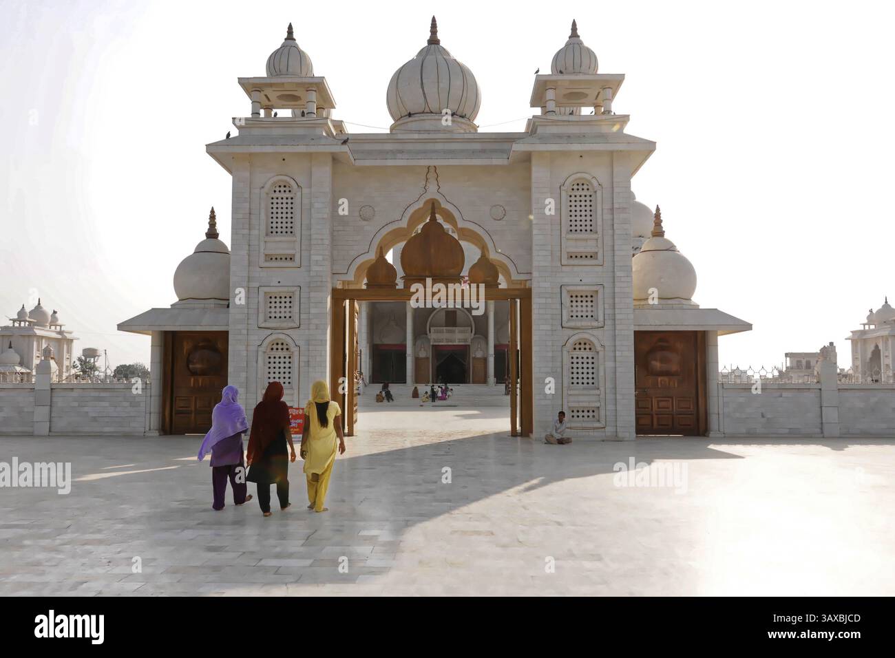 Newly built temple, just in front of Agra, Rajasthan, North India, Asia ...