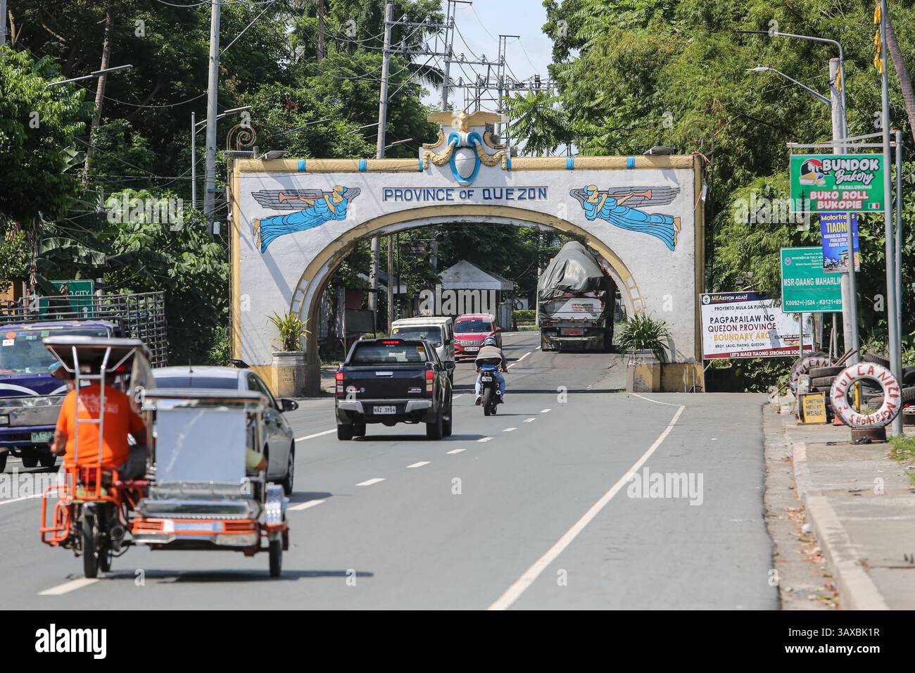 Philippines : Laguna / Quezon provinces boundary arch, architectural ...