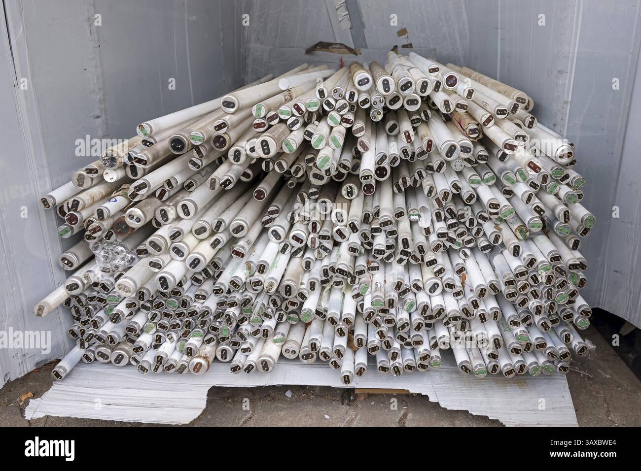 Fluorescent lights illuminating hi-res stock photography and images - Alamy