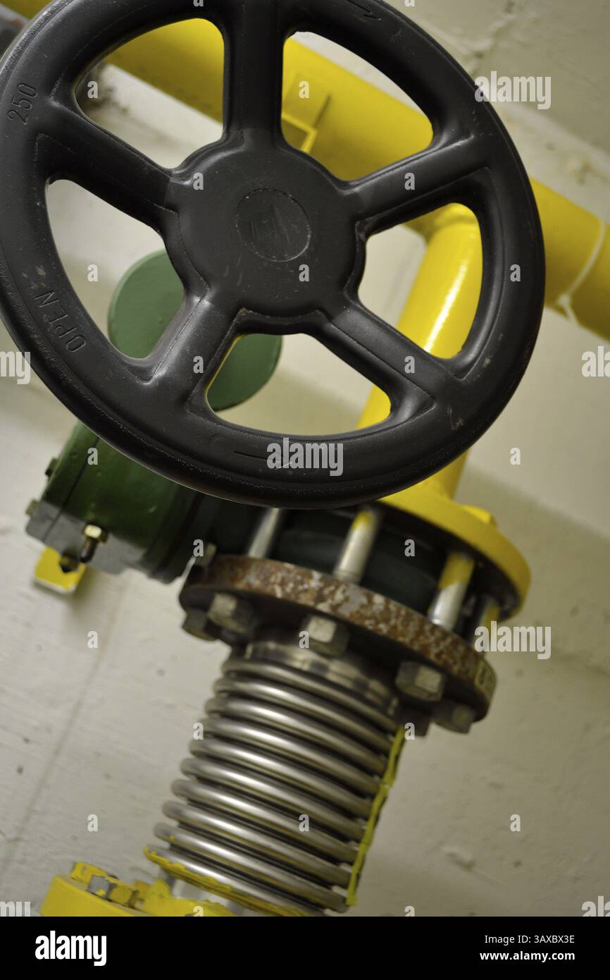 Central shut-off wheel - Water pipe Stock Photo - Alamy