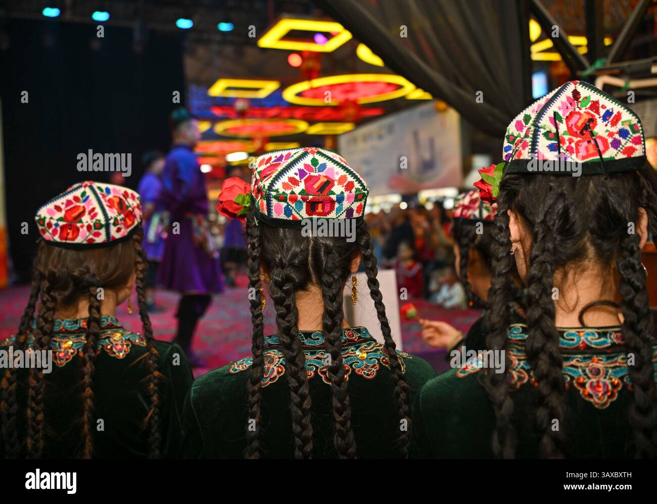 (250421) -- HOTAN, April 21, 2025 (Xinhua) -- Artists from Hotan ...