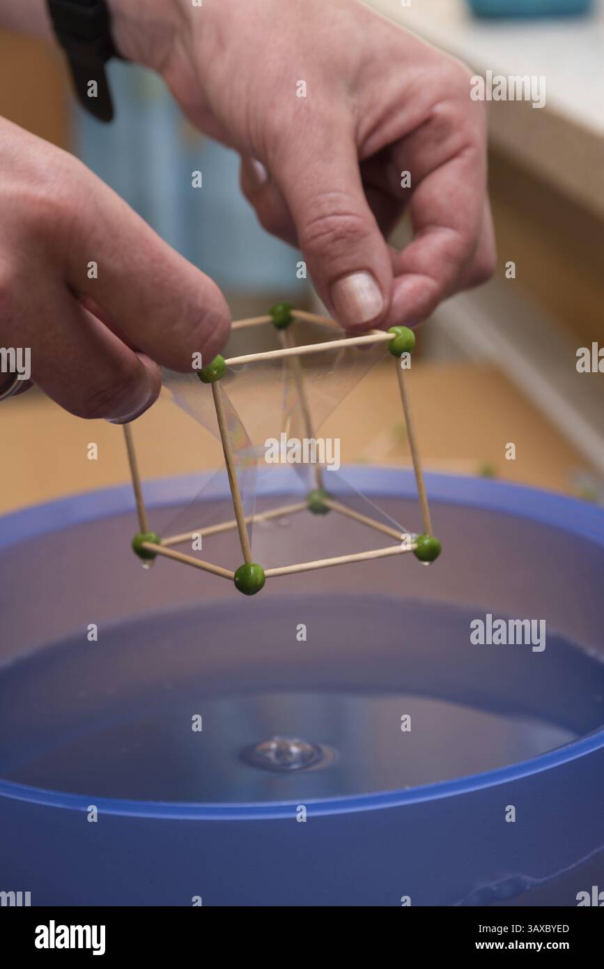 Simple physical experiment shows envelope with tension around a cube ...