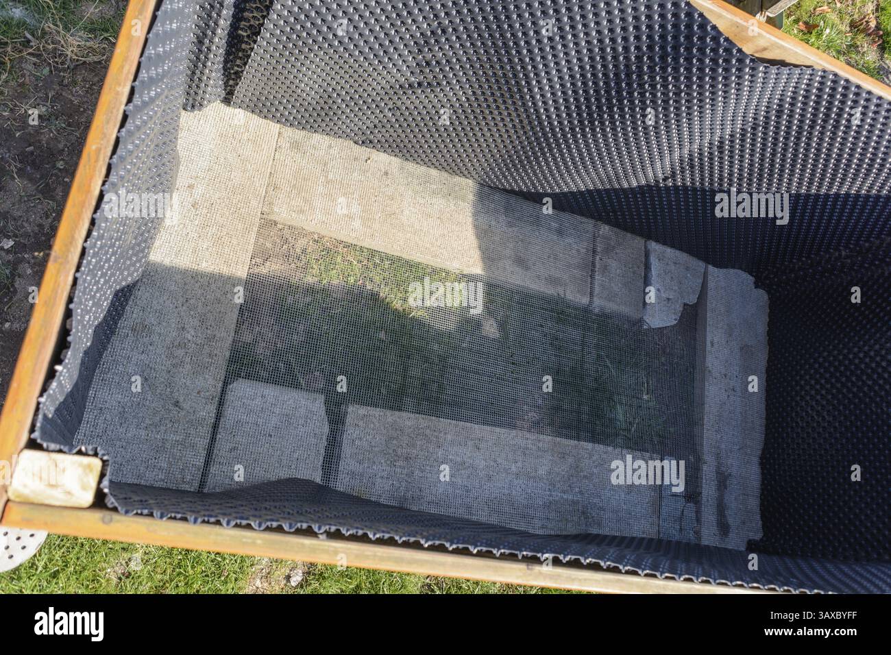 A look inside a self-built raised bed - Building instructions for ...