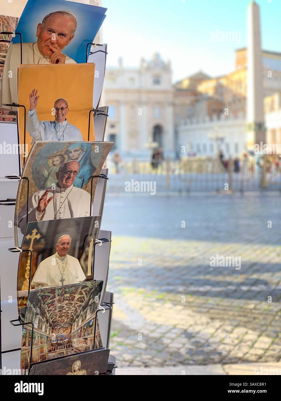 Vatikanstadt, Italien, Europa, Postkartenständer vor Petersplatz, Papst ...