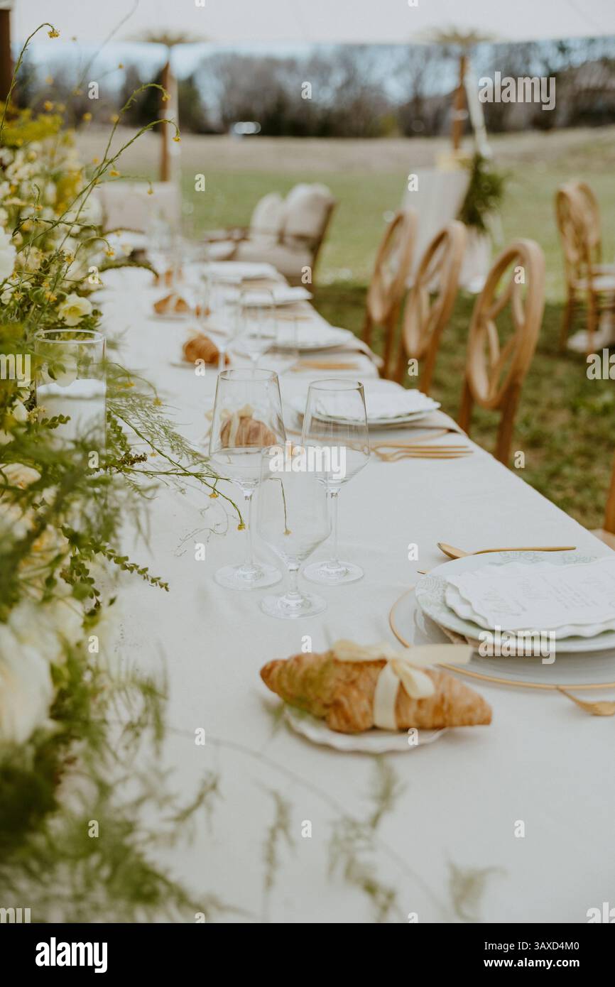 Long wedding table bread hi-res stock photography and images - Alamy