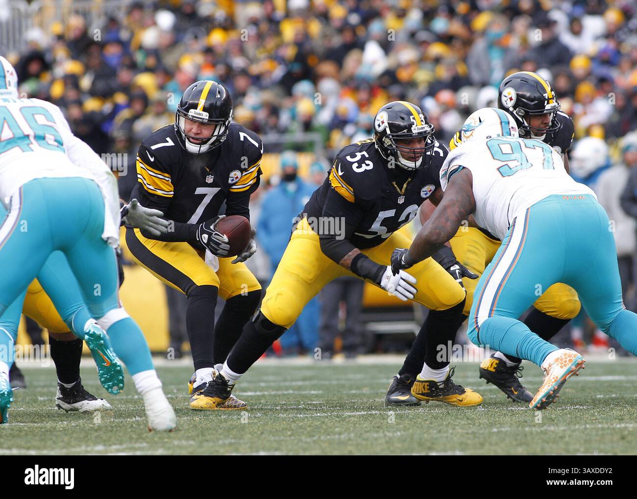 Quarterback taking the snap hi-res stock photography and images - Alamy