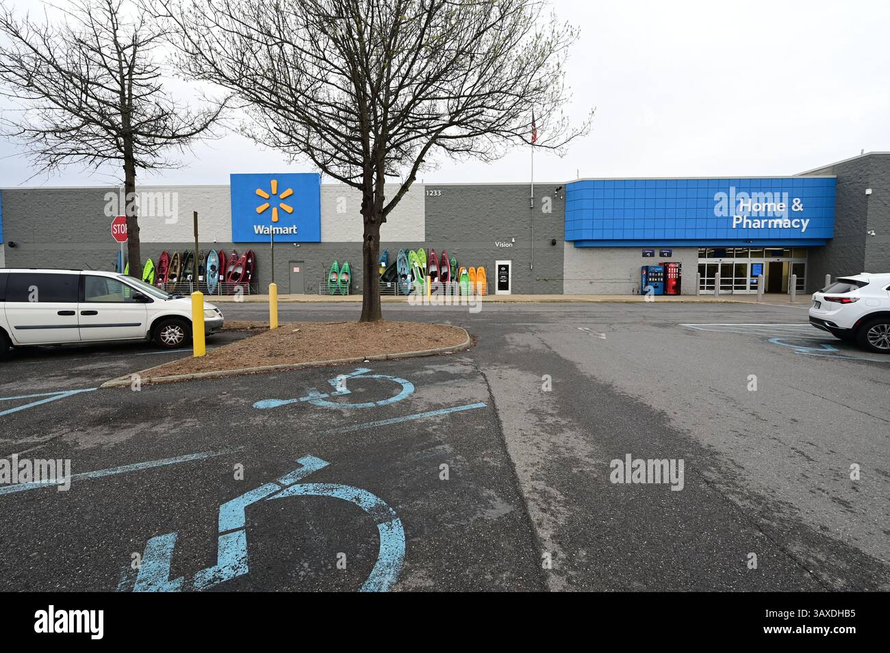 Parking area at a Walmart Superstore Stock Photo - Alamy