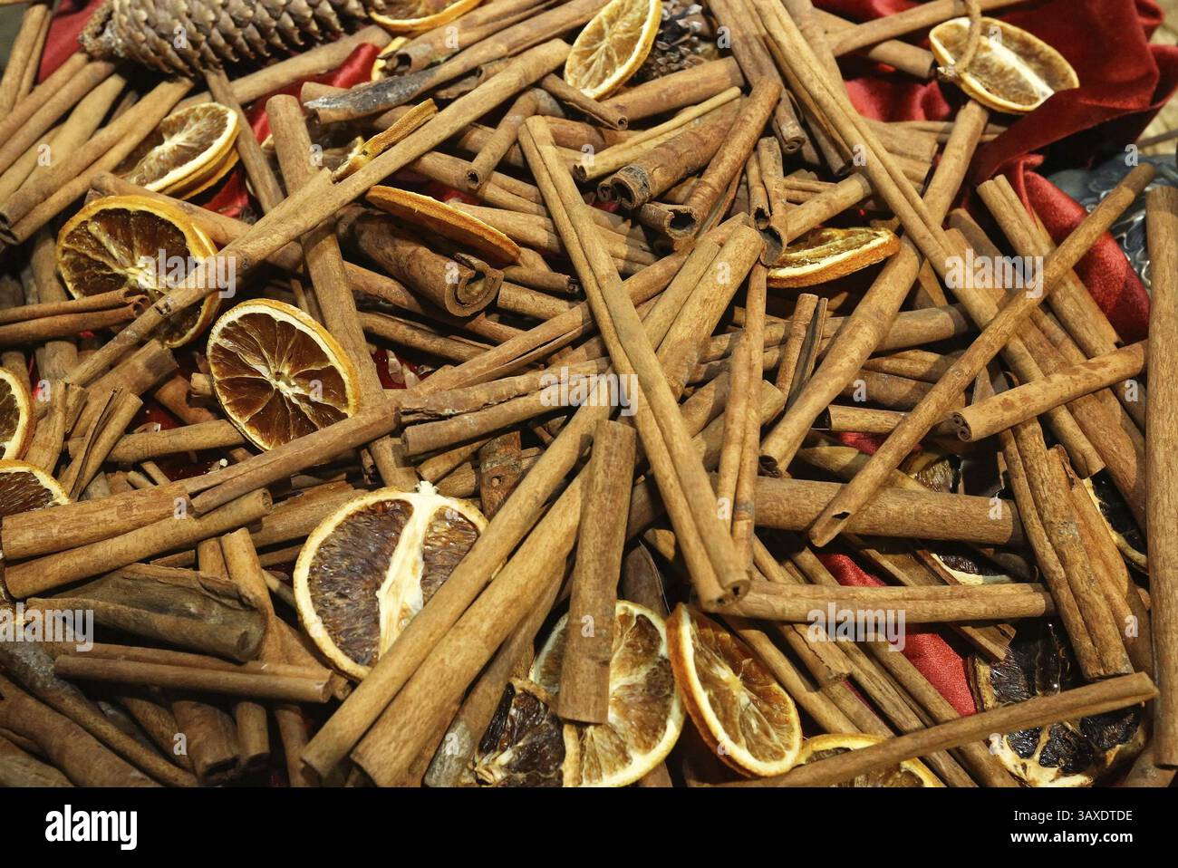 One dry cinnamon stick hi-res stock photography and images - Alamy