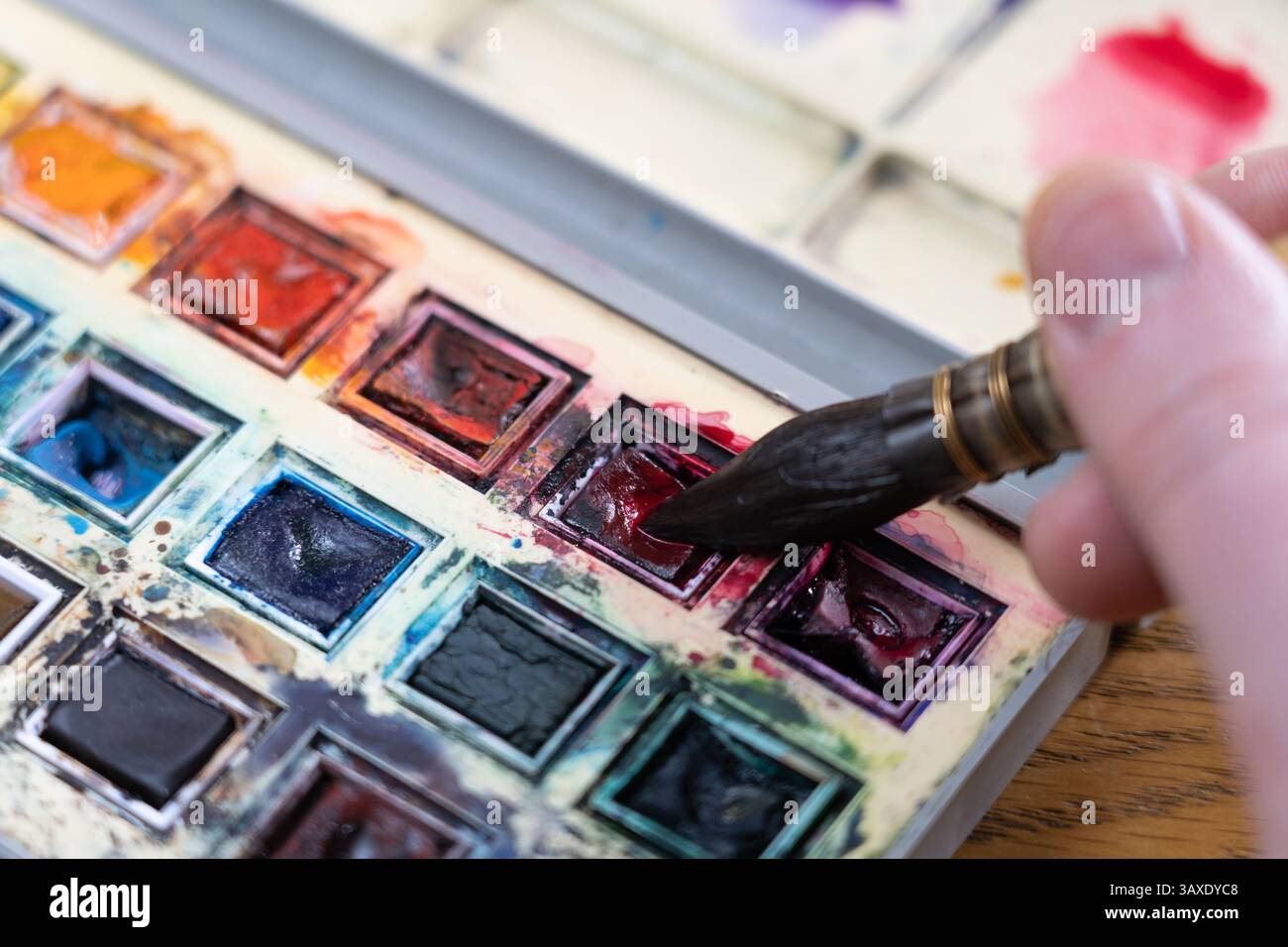Loading a brush hi-res stock photography and images - Alamy