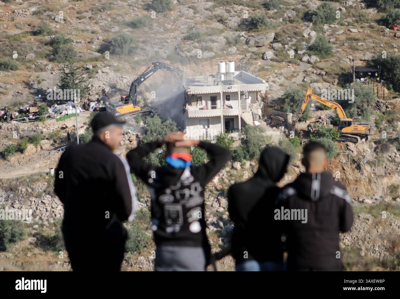 Ramallah, West Bank city of Ramallah. 21st Apr, 2025. People watch as ...