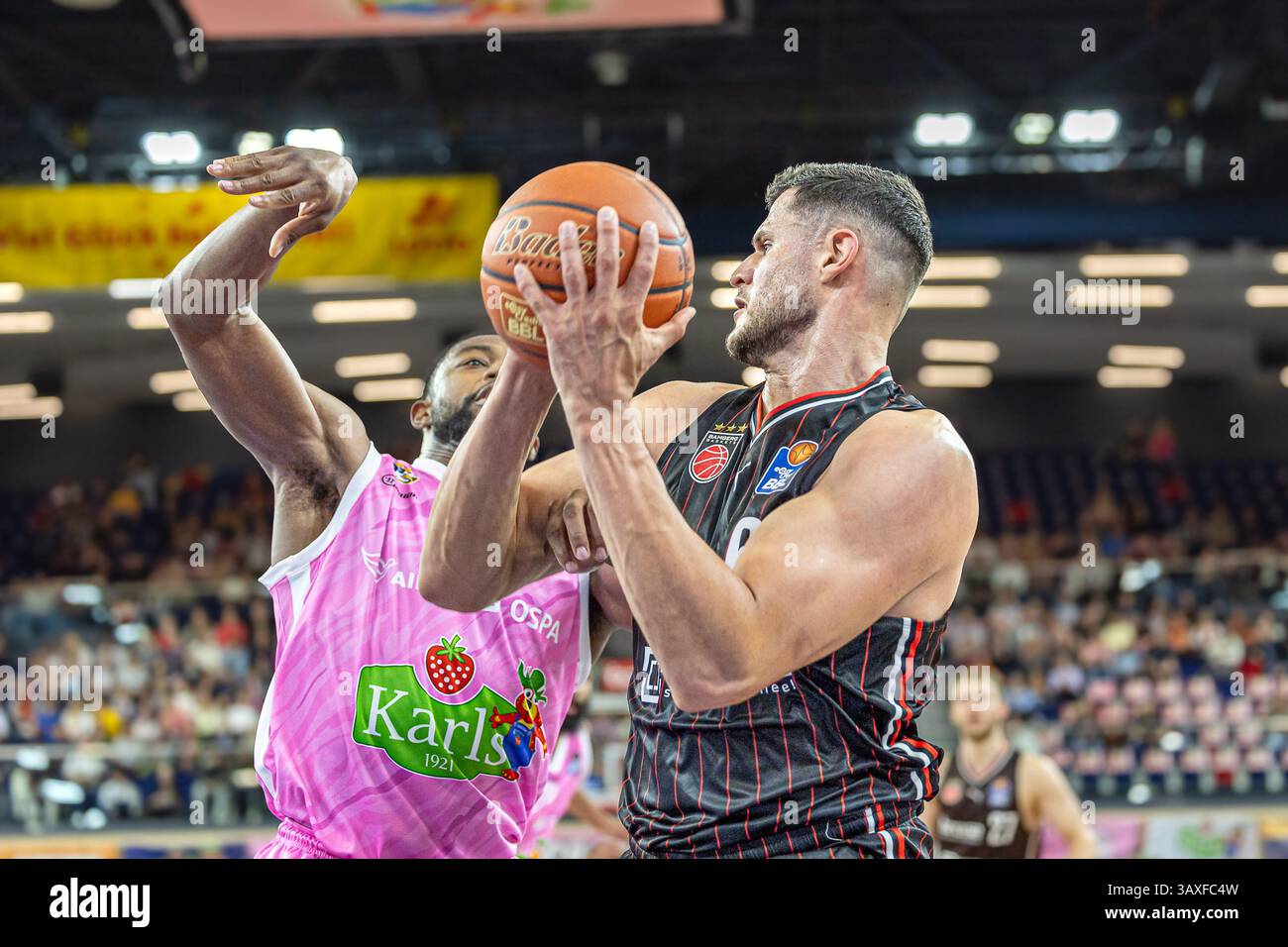 FILIP STANIC (BAMBERG BASKETS, #65) und MALIK OSBORNE (ROSTOCK ...