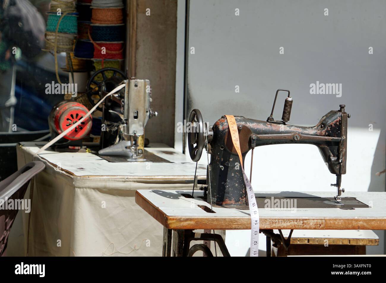 sewing shop in the dharavi slum in mumbai Stock Photo - Alamy