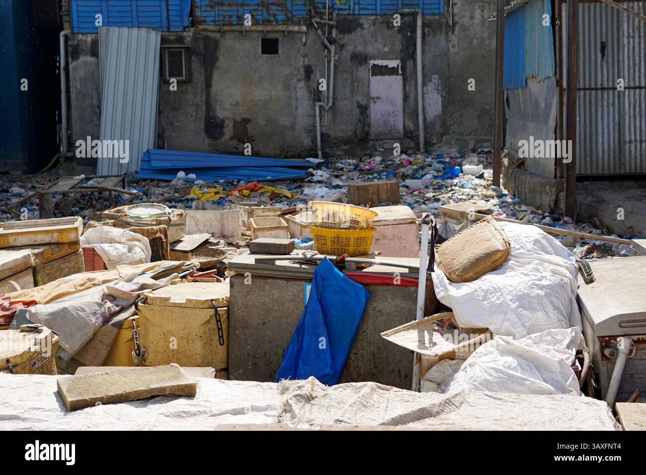 rubbish at the dharavi slum in mumbai in india Stock Photo - Alamy