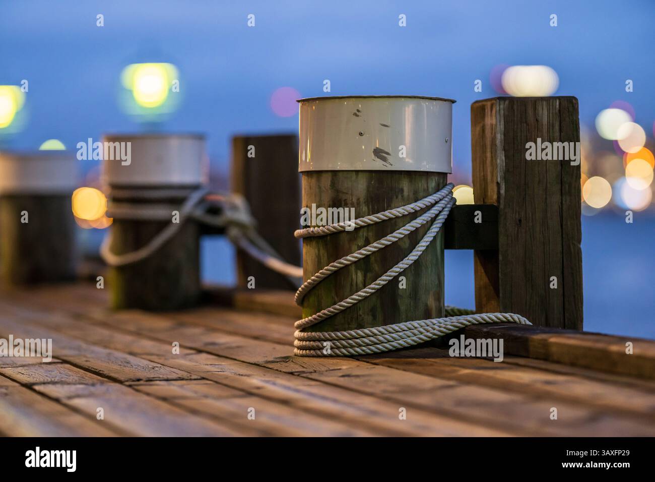 Wooden dock bollard with ropes Stock Photo - Alamy