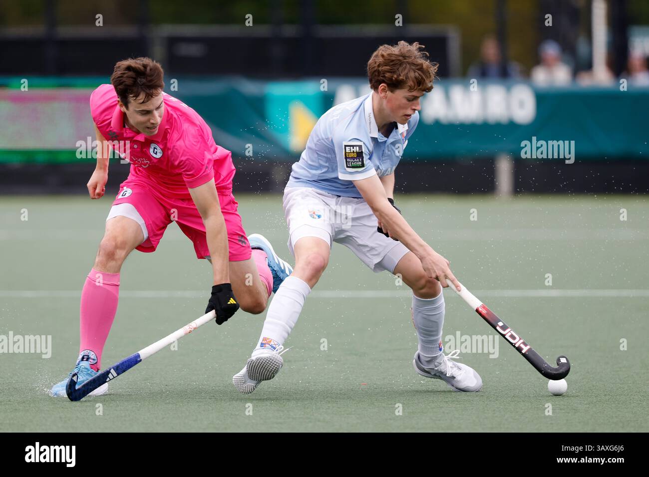DEN BOSCH - Hockey player Teun Hogenhout (R) of Bloemendaal in dueling ...
