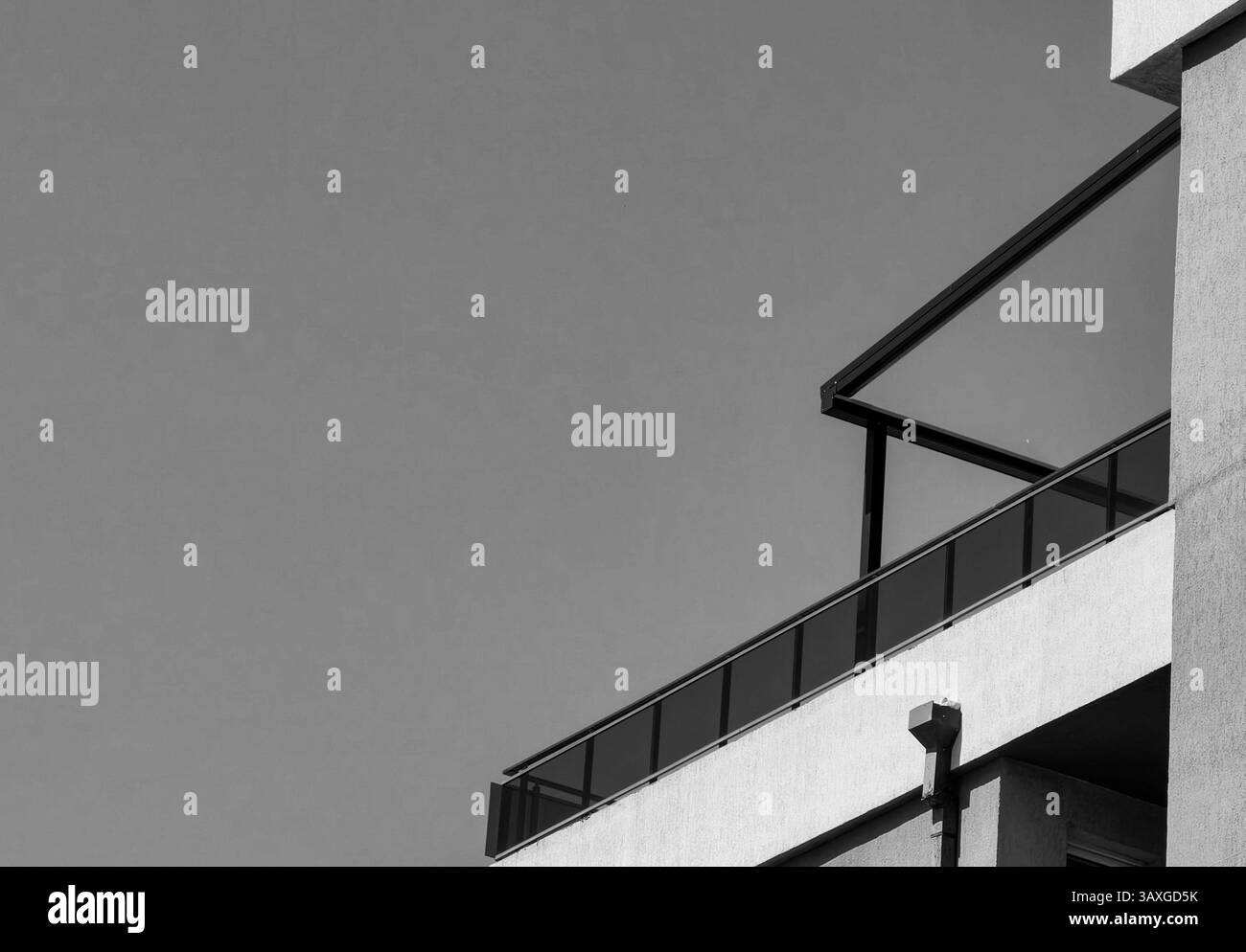 Terrace Fence Geometry: Hotel Architecture and Sky Stock Photo - Alamy