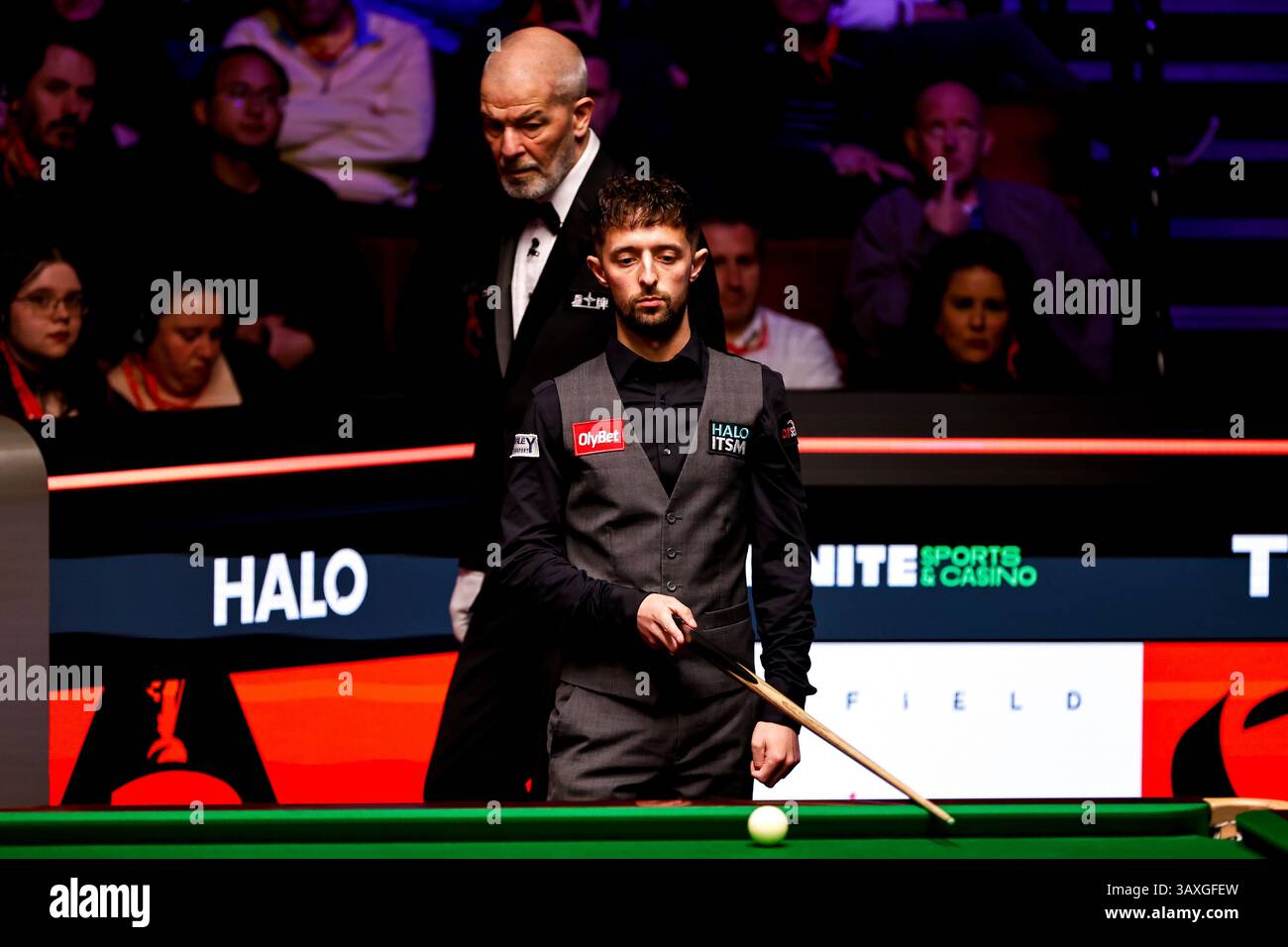 Sheffield, UK. 21st Apr, 2025. Joe O'Connor prepares a shot during the ...