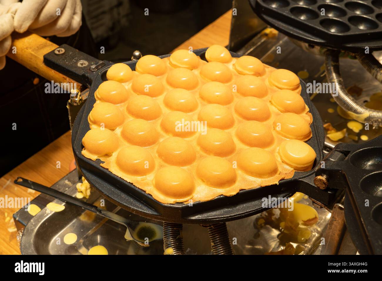 Chinese hong kong waffles hi-res stock photography and images - Alamy