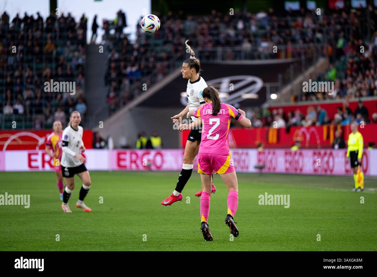Selina Cerci (Deutschland, #15) im Zweikampf mit Emma Lawton ...