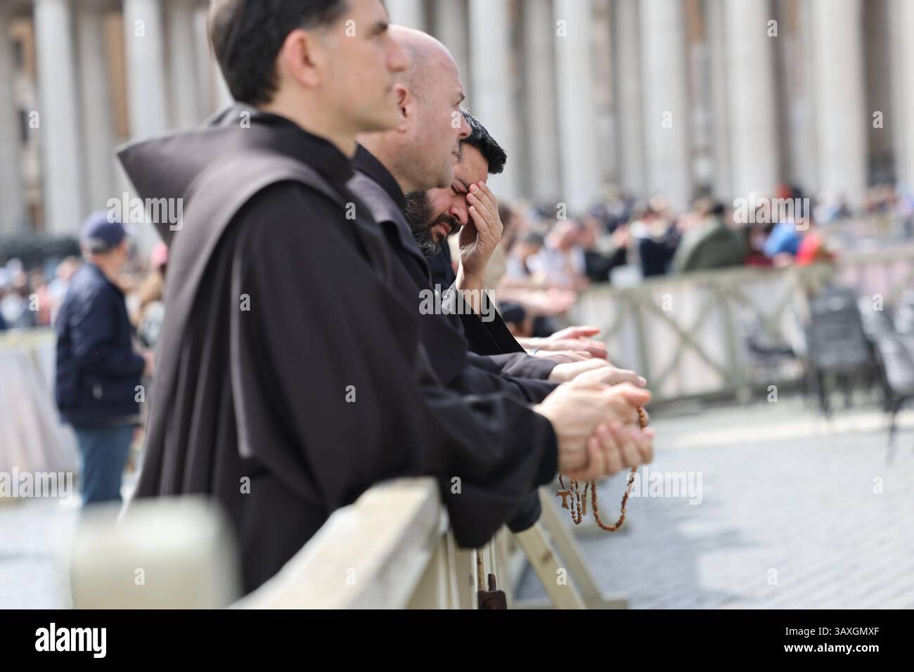 Rome. 17th Dec, 1936. Believers mourn Pope Francis in front of St ...